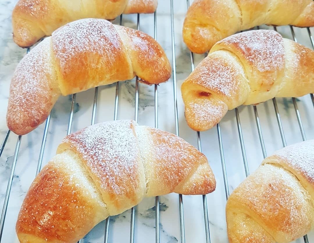 Cornuri pufoase umplute cu branza dulce si stafide - The Lemon Flavour